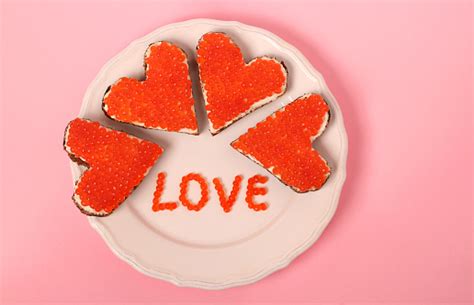 분홍색 배경에 발렌타인 데이에 대한 마음의 모양에 붉은 캐비어와 크림 치즈와 카나페 위에서 보기 건강한 생활방식에 대한 스톡 사진 및 기타 이미지 Istock