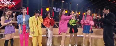 吴昕做客《向往的生活》，爆料何老师植发，排场大到何炅给撑伞！