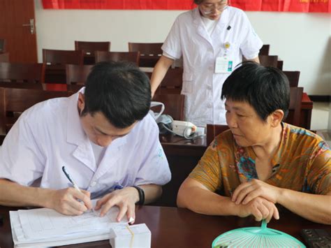 生病不愁 村里来了城里医生