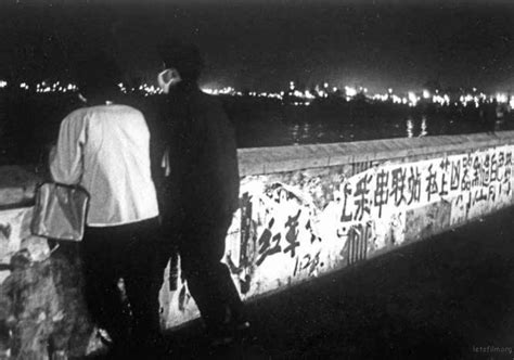 朱韵和 On Twitter 外滩江边谈恋爱的青年男女，1967年，摄影：荒牧万佐行。 在上海的一个晚上，他把相机偷偷的藏起来从宿舍走到