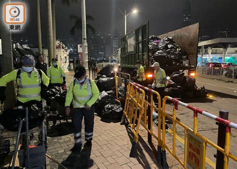 除夕煙花匯演尖沙咀海濱遺大量垃圾 清潔工人忙於清理｜即時新聞｜港澳｜oncc東網