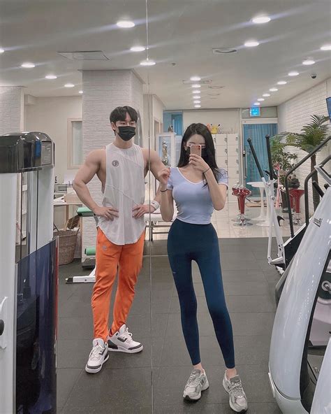 민세령 팔 3배차이💪🏻💪🏻🏋️‍♀️ 복근은 없고 갈비뼈만 튀어나온 내 배 Instagram