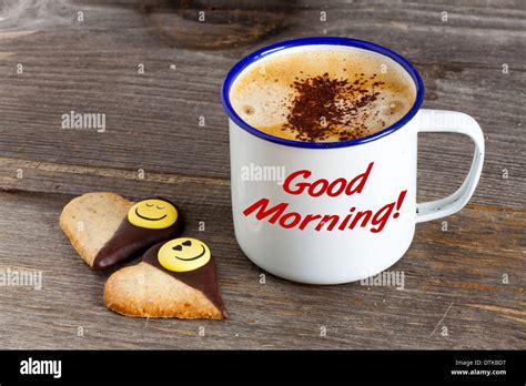 Emaille Becher Mit Heißem Kaffee Und Zwei Kekse In Herzform Auf Einem