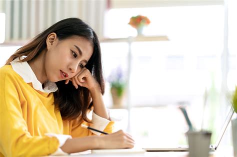 젊은 매력적인 아시아 여성 학생 사무실 또는 Copyspace 개념 라이브러리 손 주 아이디어 스크립트 일기 또는 스케치 디자인
