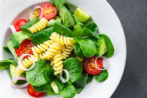 파스타 샐러드 토마토 오이 녹색 잎 믹스 샐러드 Fusilli 건강 한 식사 음식 간식 테이블 복사 공간 음식 배경 소박한 상위