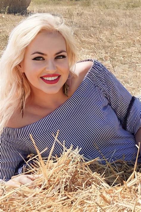 Beautiful Yulia 43 Yo From Kiev With Dark Brown Hair Id 491255