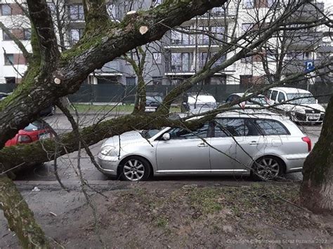 Zablokowane drogi zerwane dachy to skutki wichury jaka przeszła w nocy przez nasz region