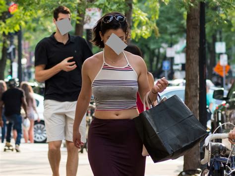 Mujeres Hermosas Con Ropa Transparente En La Calle Mujeres Bellas En