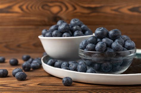 갈색 질감의 배경에 그릇에 담긴 블루베리 잘 익은 신선한 블루 베리 비타민 건강 식품 육즙이 많은 베리 복사 공간 텍스트 배치 0명에 대한 스톡 사진 및 기타 이미지