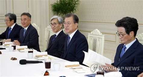 국정과제위원장들과 얘기 나누는 문 대통령 연합뉴스