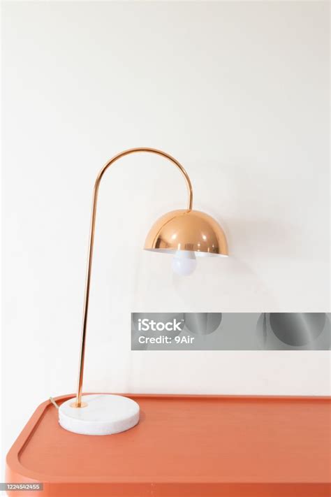 나무 오렌지 책상에 전구금속 전기 테이블 램프의 클로즈업 보기 0명에 대한 스톡 사진 및 기타 이미지 0명 가구 가정의