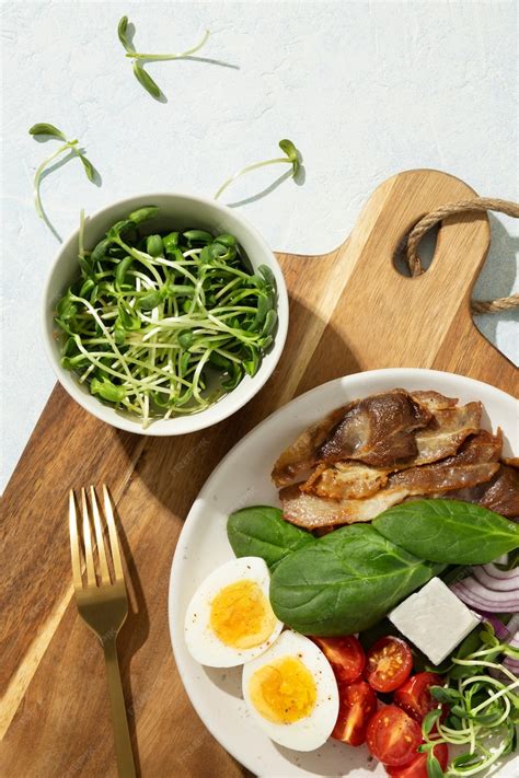 케토 다이어트 식품과 콩나물이 든 그릇이 있는 평평한 접시 무료 사진