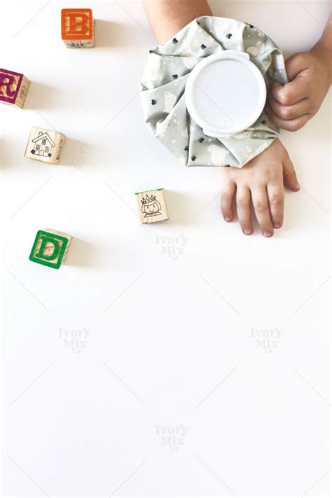 Momtable 7 Ivory Mix