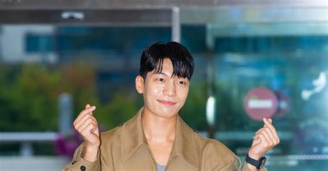 위하준 우월한 기럭지 뽐내며 손하트 [사진]