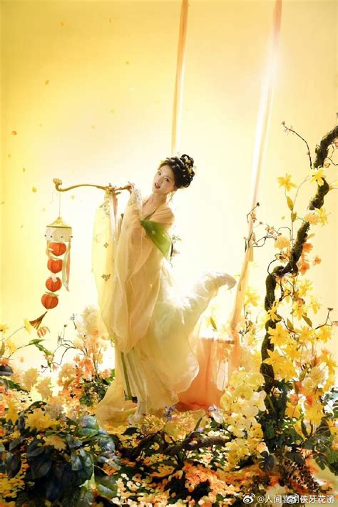 “云想衣裳花想容，春风拂槛露华浓”，任敏这次的古装造型好美啊！