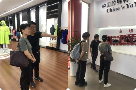 2023巴黎中法时装周预演发布会在江西省共青城市武汉纺织大学共青城羽绒产业研究院举行 武汉纺织大学服装学院