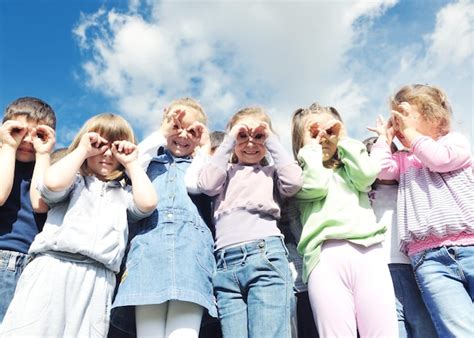 El Grupo De Niños Felices Se Divierten Y Juegan En El Concepto De