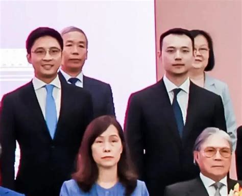 霍英东家族最全同框！37岁霍启中罕露面，二房成员现身紧挨霍震霆腾讯新闻
