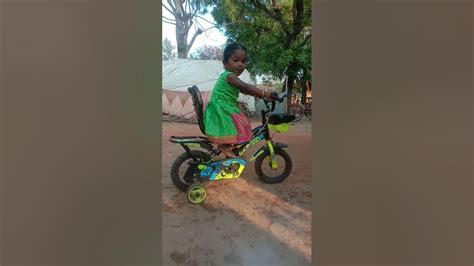 அக்கா போய் உனக்கு புது Dress மிட்டாய் எல்லாம்வாங்கிட்டு வர அம்மாக்கிட்ட