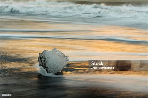 Jokulsarlon 라군 남쪽 아이슬란드에서에서 다이아몬드 해변에서 이른 아침에 전달 하는 무거운 파도 함께 검은 모래 해변에