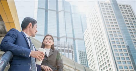 행복한 비즈니스 동료들은 사무실 밖에서 이야기하고 서로 이야기합니다 사업가 이야기 및 커피 잔 개최 사진 Unsplash의 건물 이미지