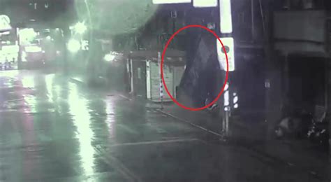 小犬颱風／（畫面曝光）汐止區診所招牌掉落 警到場封鎖警戒