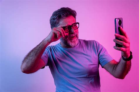 메타버스 및 블록체인 기술 개념 스마트폰을 통해 메타버스 가상세계를 체험한 사람 미래 지향적인 톤 개념의 55 59세에 대한 스톡 사진 및 기타 이미지 Istock