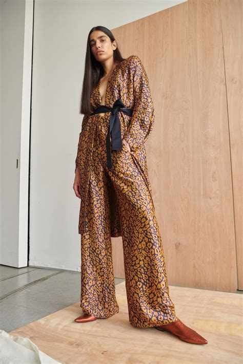 Pin By S E N A On Fashion Passion Fashion Show Kimono Fashion Fashion Show