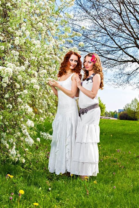 Deux Lesbiennes Soeurs Jumelles Belle Jeune Femme Bouclée En Robe