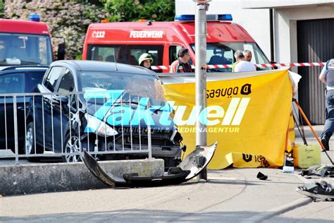 Tödlicher Unfall Mercedes Fahrer kracht in Wagen eines Senioren Ehepaares Erfolglose