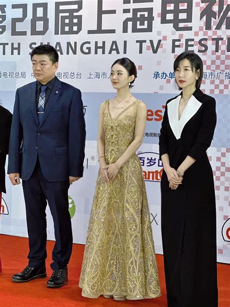 出席第28届上海电视节“白玉兰绽放”颁奖典礼的身穿elie财经头条
