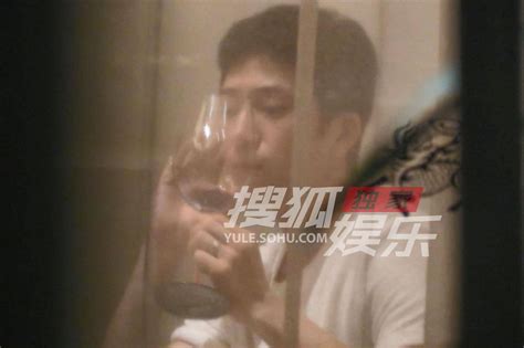 井柏然与两位女士聚餐到凌晨 左手无名指戒指抢镜 搜狐大视野 搜狐新闻