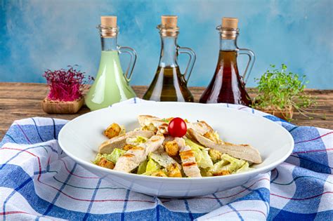 구운 치킨 크루통을 곁들인 미식 가시 샐러드 닭고기 체리 토마토 양상추와 시저 샐러드 0명에 대한 스톡 사진 및 기타 이미지