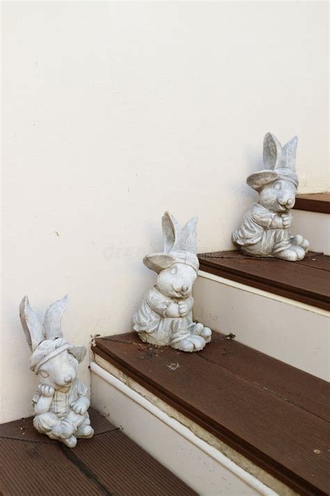 Tres Figuritas De Conejo De Pascua Sobre Pasos De Madera Imagen De