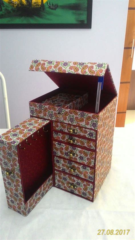 Pin de Beth Robey em Cartonnage Armazenamento de jóias Caixa de maquiagem Maleta de joias