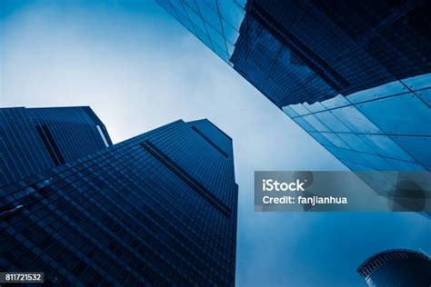Gedung Pencakar Langit Dari Tampilan Sudut Rendah Foto Stok Unduh