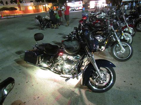 LA RESPUESTA ESTA EN EL CAMINO Noche De Motos En Miami