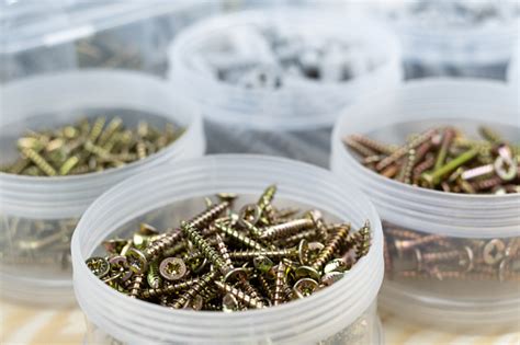 나무 Bg에 조직 투명 플라스틱 상자 용기에 다양한 크기의 나사와 다울 닫기 상단 보기 금속 제품에 대한 스톡 사진 및 기타 이미지 Istock