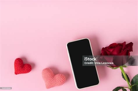 빈 화면 빨간색 장미와 분홍색 배경에 두 개의 니트 하트가있는 스마트 폰 밸런타인데이에 대한 스톡 사진 및 기타 이미지
