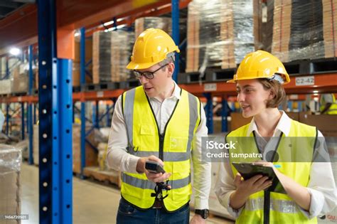 대형 창고 소매점 업계에서 일하는 근로자의 팀워크 재고 보관 랙 전자 상거래 및 물류 개념의 화물 내부 창고 사람들의 라이프 스타일 컨테이너 선적 서비스 20 24세에 대한