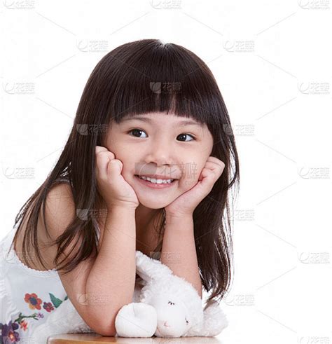 拿着毛绒玩具的女孩