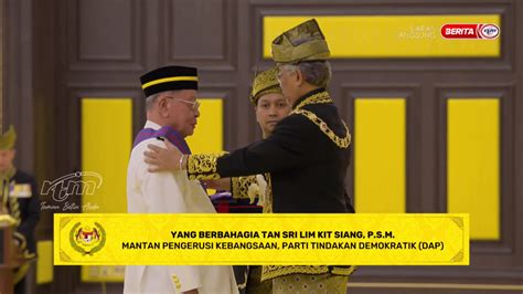 Lim Kit Siang Receiving His Tan Sri Title From The Agong R Malaysia