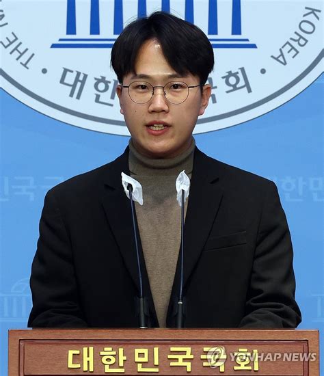 민주당 탈당 기자회견 연합뉴스