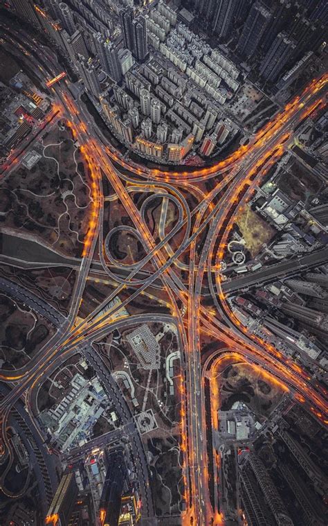 即便如此 这些立交的外观之宏伟、结构之复杂 仍然令人眼花缭乱、瞠目结舌 （郑州金水路立交，总占地面积高达28 8万平方米， 花瓣网