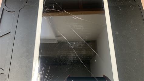 角から落として画面が割れたipad第6世代の修理依頼 【最安値】iphone修理のクイックリペアプラス鹿児島店