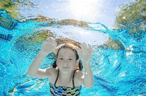 El Nio Nada Bajo El Agua En La Piscina Zambullidas Activas Felices De La Muchacha Del