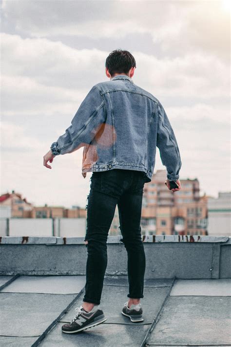 Foto De Una Persona De Pie En La Azotea · Foto De Stock Gratuita