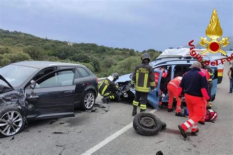 Frontale sulla 125 in Sardegna 4 feriti estratti dalle lamiere uno è