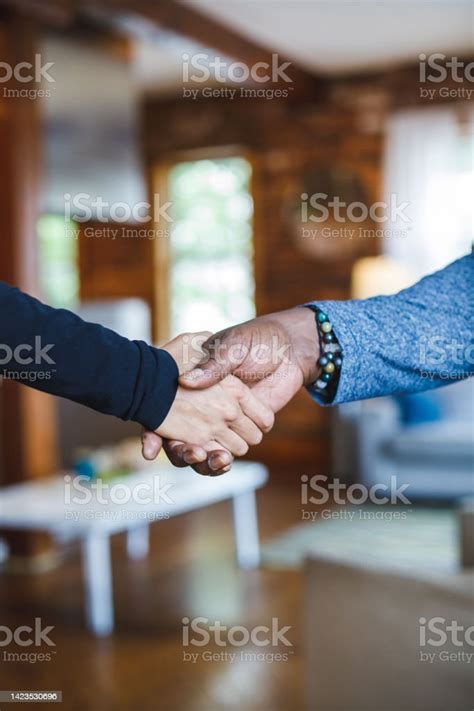 회의에서 악수하는 두 명의 인식 할 수없는 사람들의 클로즈업 샷 모임에 대한 스톡 사진 및 기타 이미지 모임 클로즈업 고객 Istock