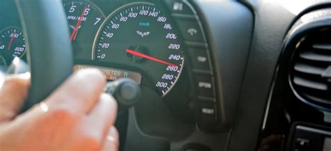 Почему спидометр завышает скорость движения